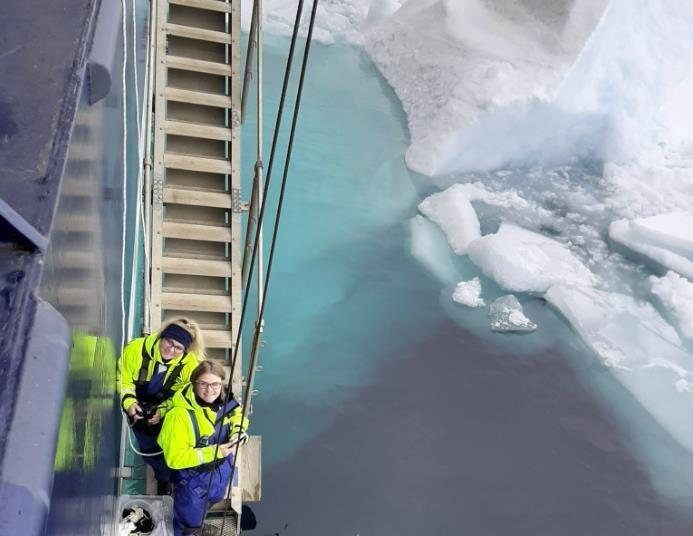 Arctic viruses in the surface microlayer help their hosts to survive ...