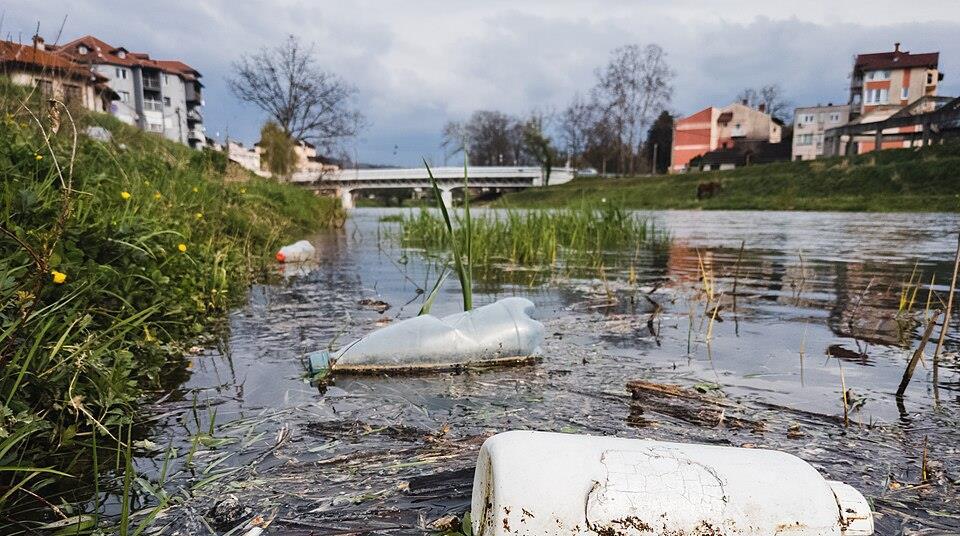 Biodegradable and conventional plastics shape very different antibiotic ...